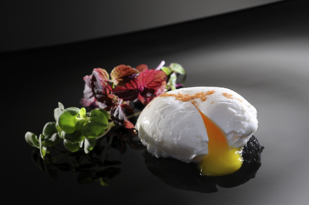 Oeuf poché sur tapenade de truffes & huitre pochée, Eric HEURTEL ...